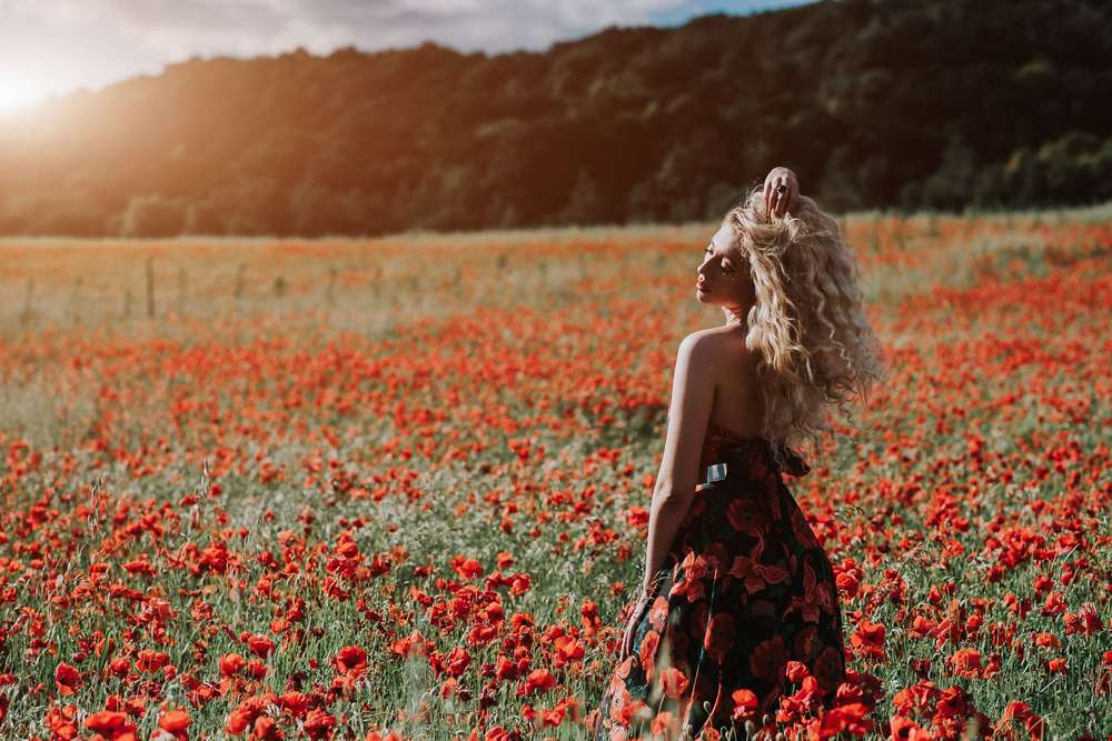 lifestyle photoshoot on a poppy field in Kent