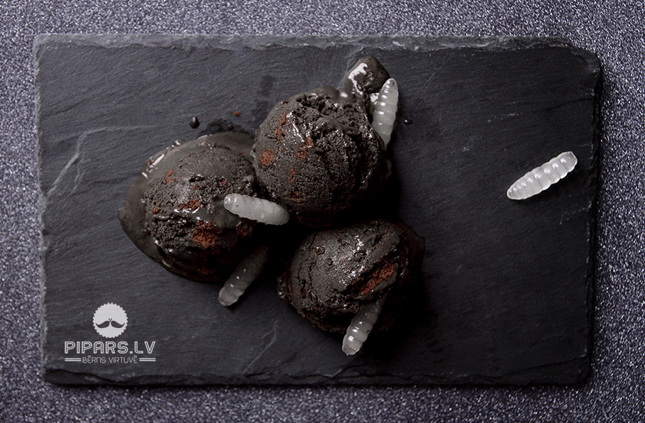 Melns-melns šokolādes saldējums