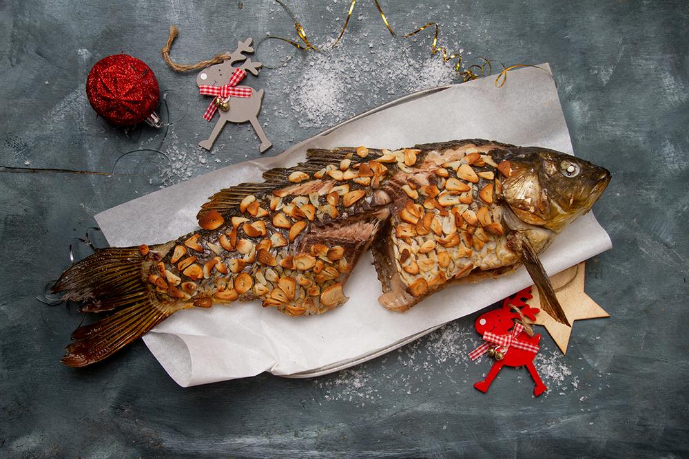 Cepta karpa ar ķiplokiem