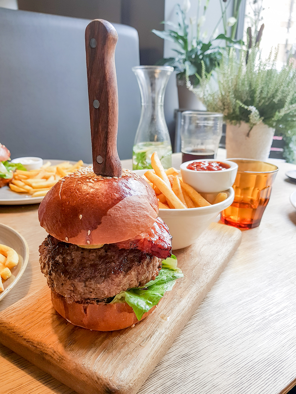 Kā es kafejnīcā Cepiens pie Hugo ciemojos