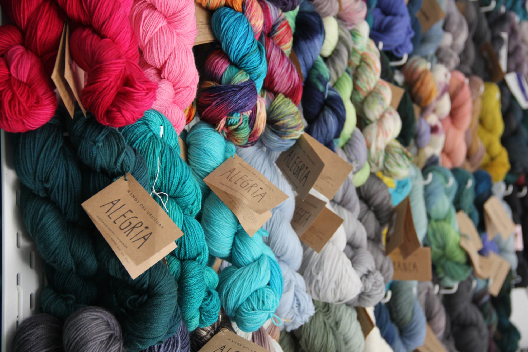 Пряжа, спицы, проектные сумки и полезные аксессуары для вязания